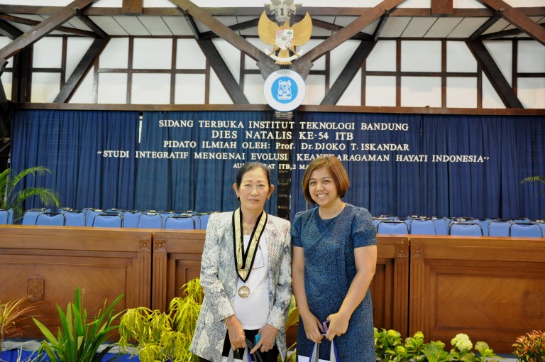 Penyerahan Medali kepada Prof. Gunawan Atmosutjipto, M.Arch (Alm) dan ...